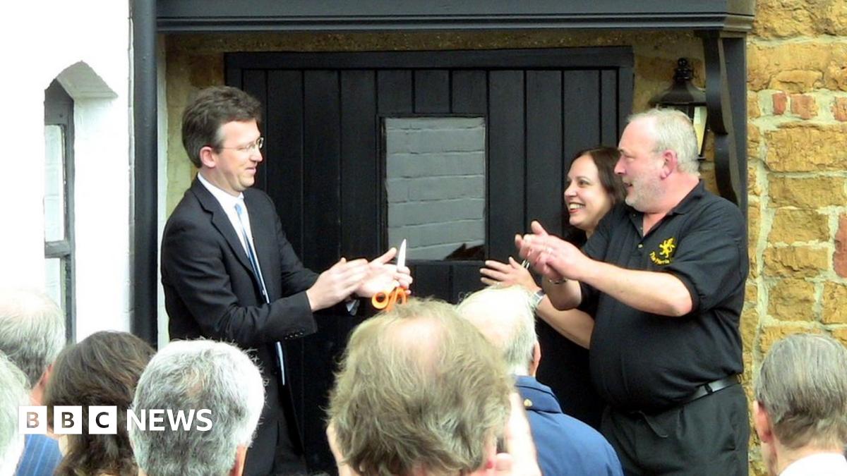 Fenny Compton residents buy shares in village pub - BBC News