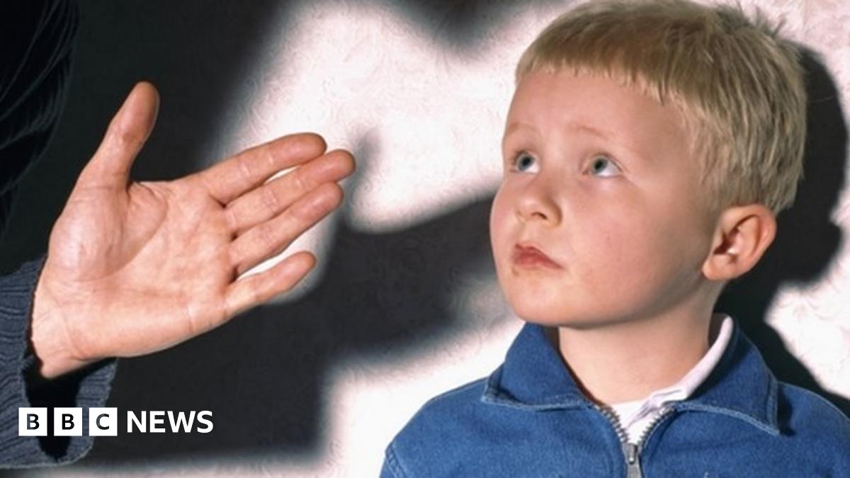 Scottish charities call for smacking ban - BBC News