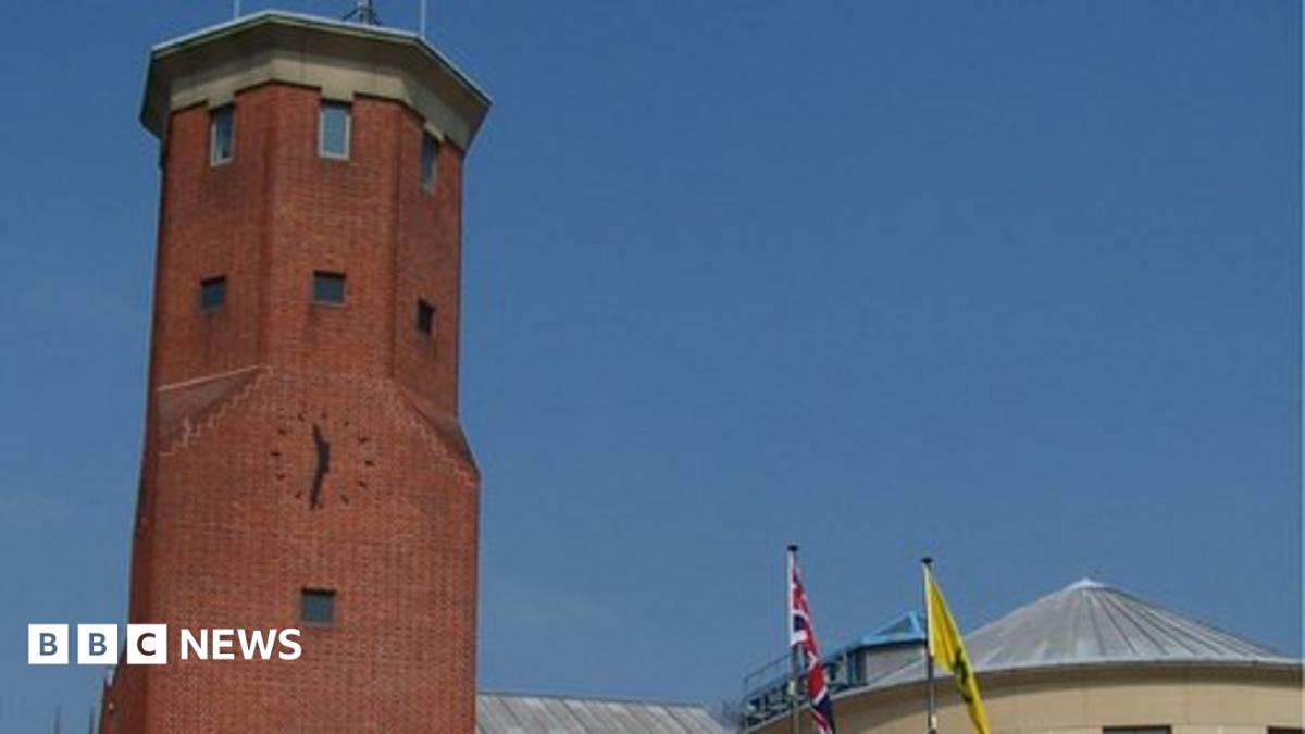 London 2012: Army lookout post on Epping Forest council offices - BBC News