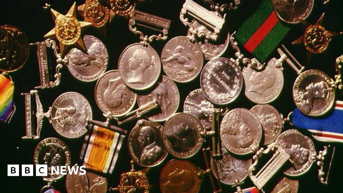Military medals system 'needs rapid re-think' - BBC News