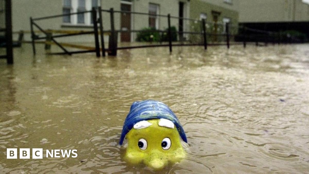 Hawick flood plans put on display - BBC News