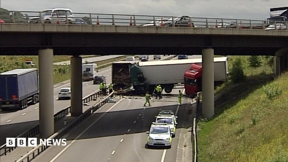Two lorries crash in Berkshire closing the A34 northbound - BBC News