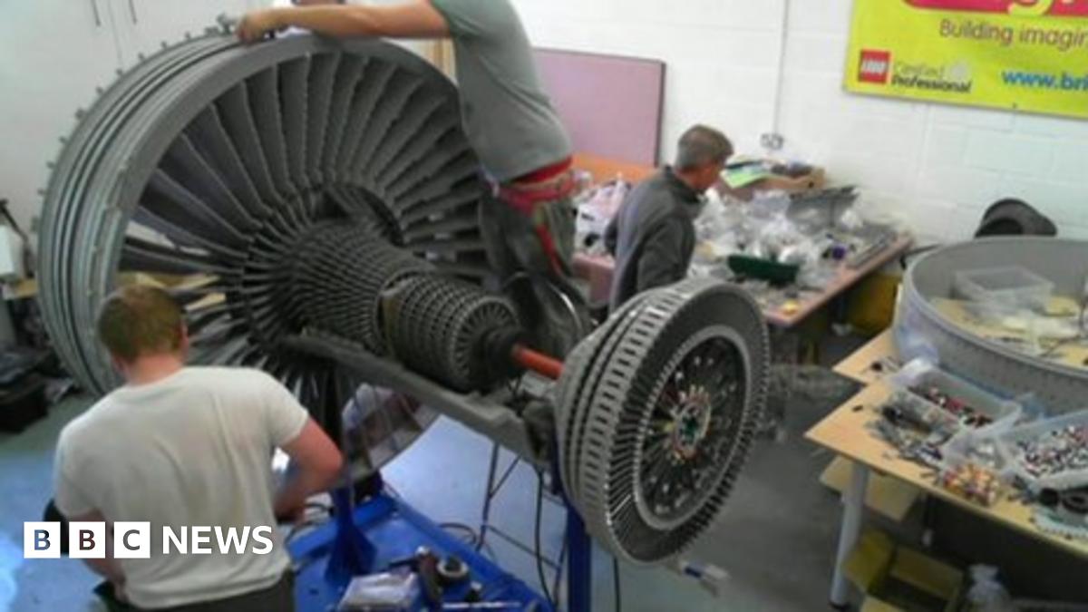 Moving Rolls-Royce Trent 1000 jet engine made from Lego bricks - BBC News