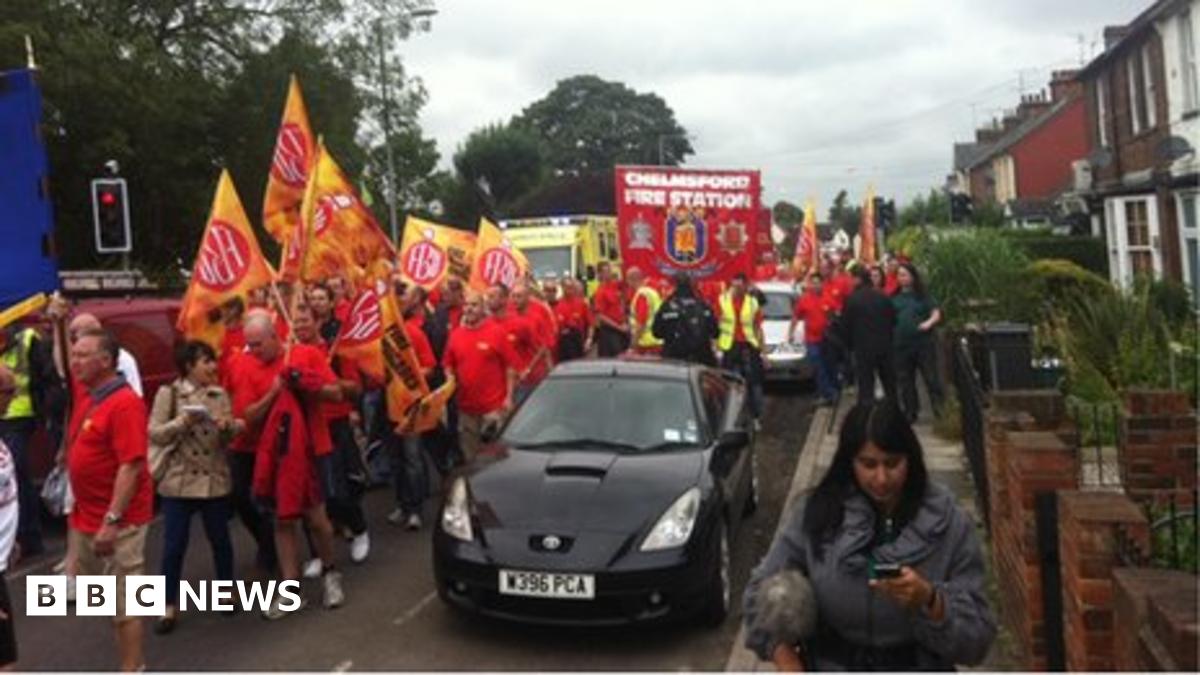 Essex fire service strike talks continue - BBC News