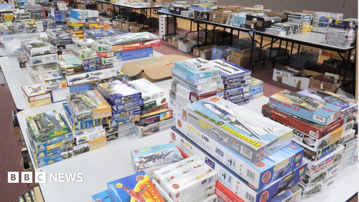 Airfix model collection sold for £8,800 at Newcastle auction - BBC News