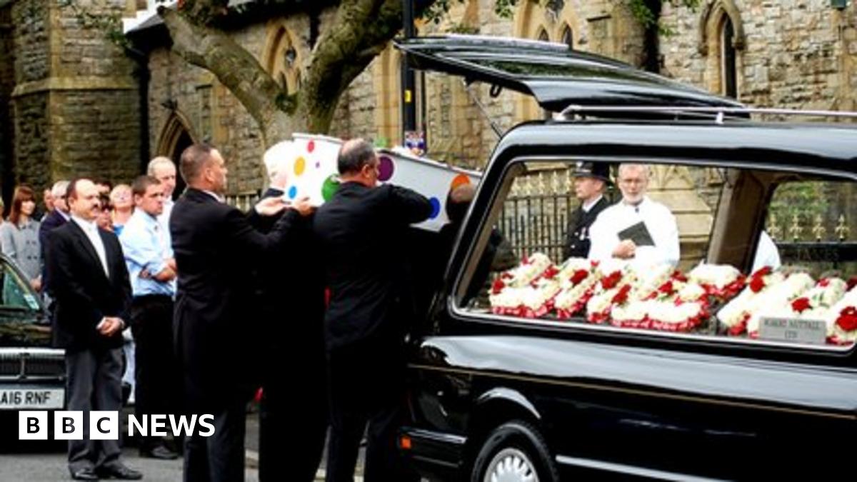 Jamie Heaton: Funeral held for Shaw blast victim - BBC News
