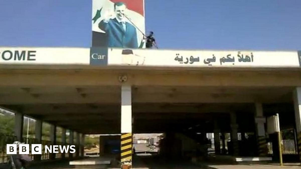 Syria conflict: Rebels seize Turkey and Iraq border posts - BBC News