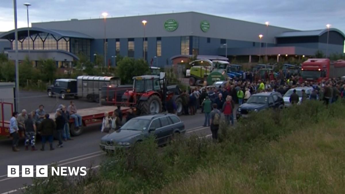Milk protest: Dairy farmers blockade two Somerset sites - BBC News