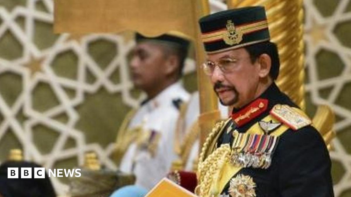 Brunei helicopter crash kills 12 - BBC News