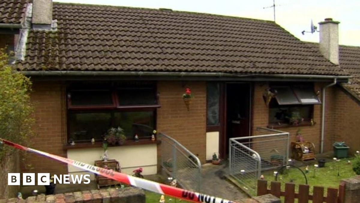 Family treated after Strabane house fire - BBC News