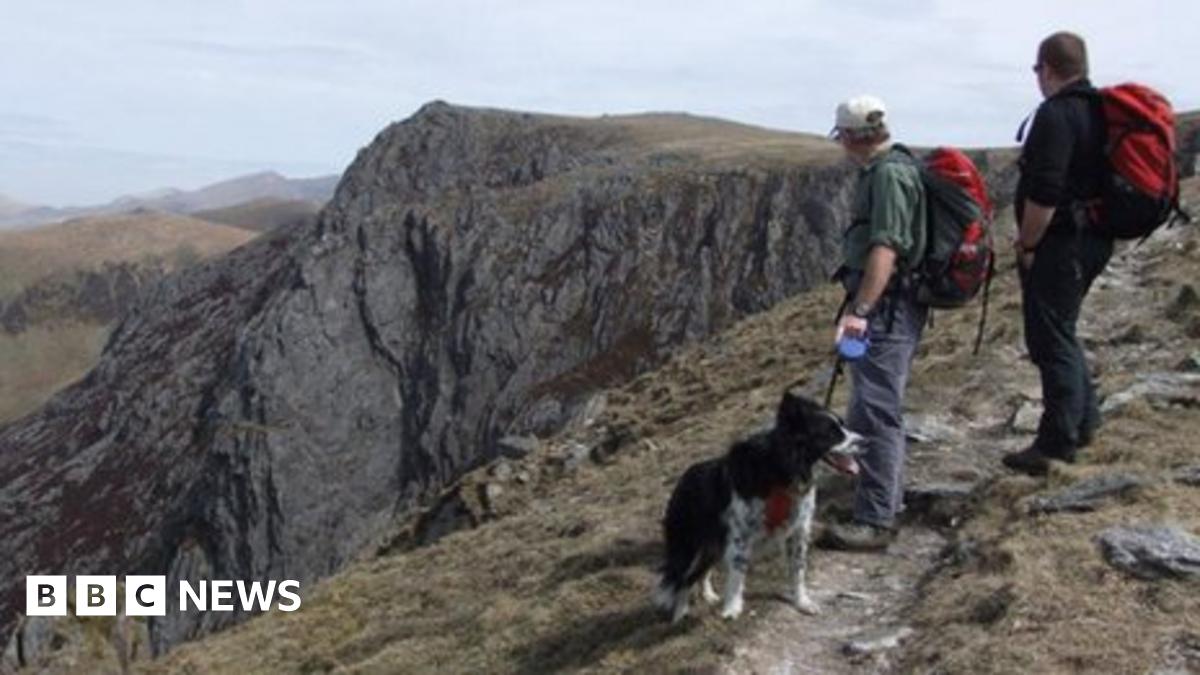 Stranded climbers rescued from Cwm Silyn, Snowdonia - BBC News
