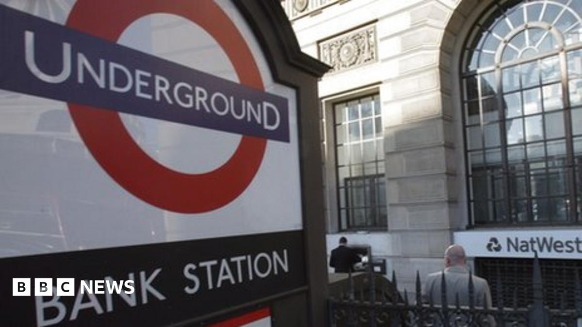 Central Line track fault disrupts Tube service in London - BBC News