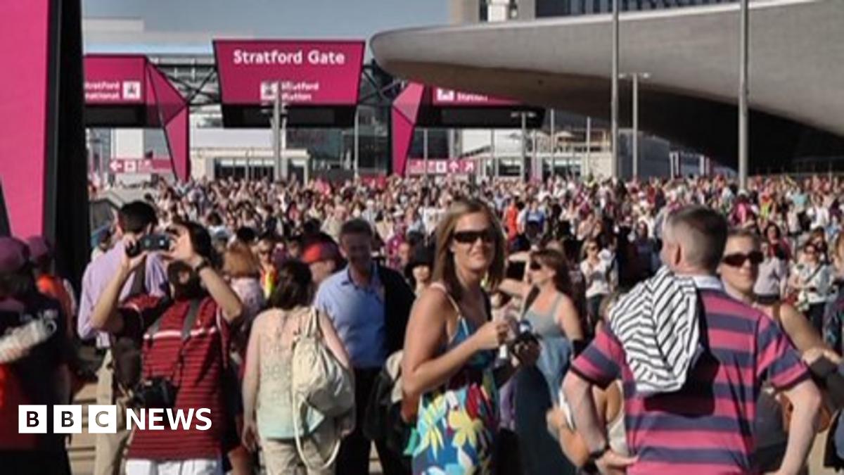 Tube fault delays thousands after ceremony rehearsal - BBC News