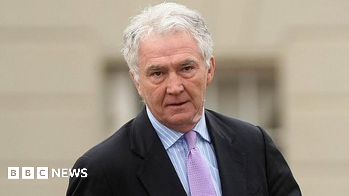 Sean FitzPatrick, former Anglo Irish Bank boss, in court - BBC News