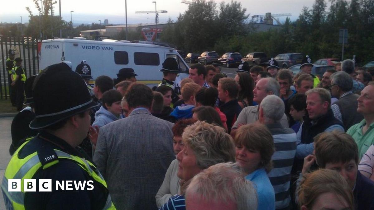 Milk price row: Leeds dairy farmers protest at plant - BBC News