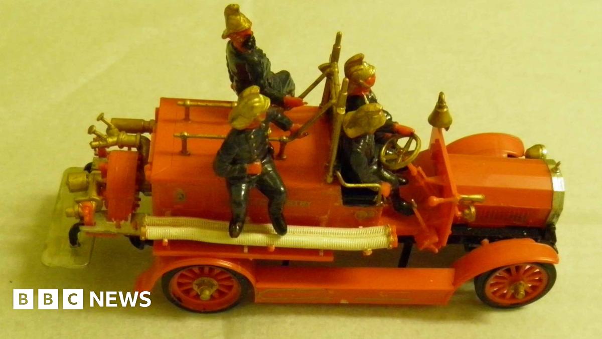 Elmbridge Museum disposes of 3,500 objects - BBC News