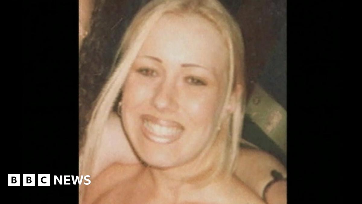 Lindsey Scholes Royston fire murder: Family raise reward - BBC News