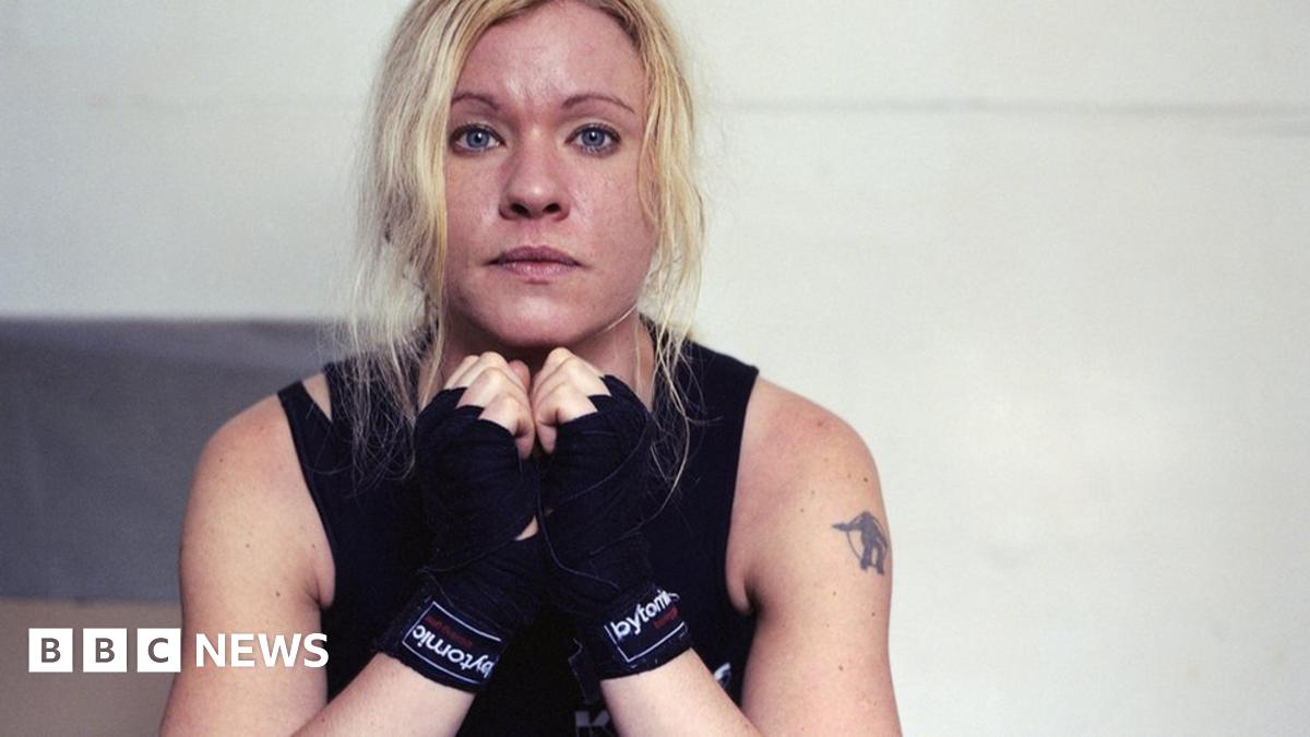 Female fighters in the ring - BBC News