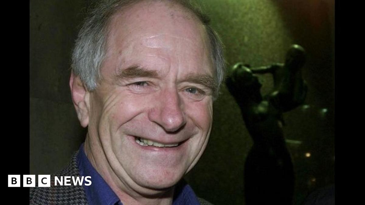 Johnny Ball is awarded Brighton University honorary degree - BBC News