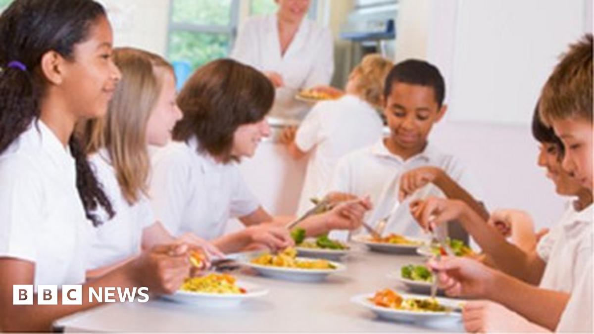 Free school meals for all 'boost results' - BBC News