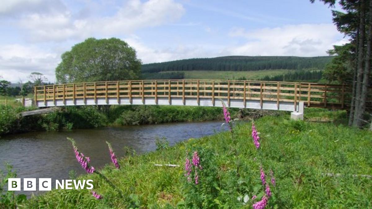 New River Don bridge opens at Strathdon - BBC News