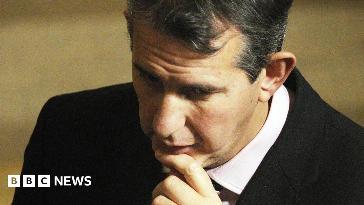 Edwin Poots fired warning shots to scare intruders - BBC News