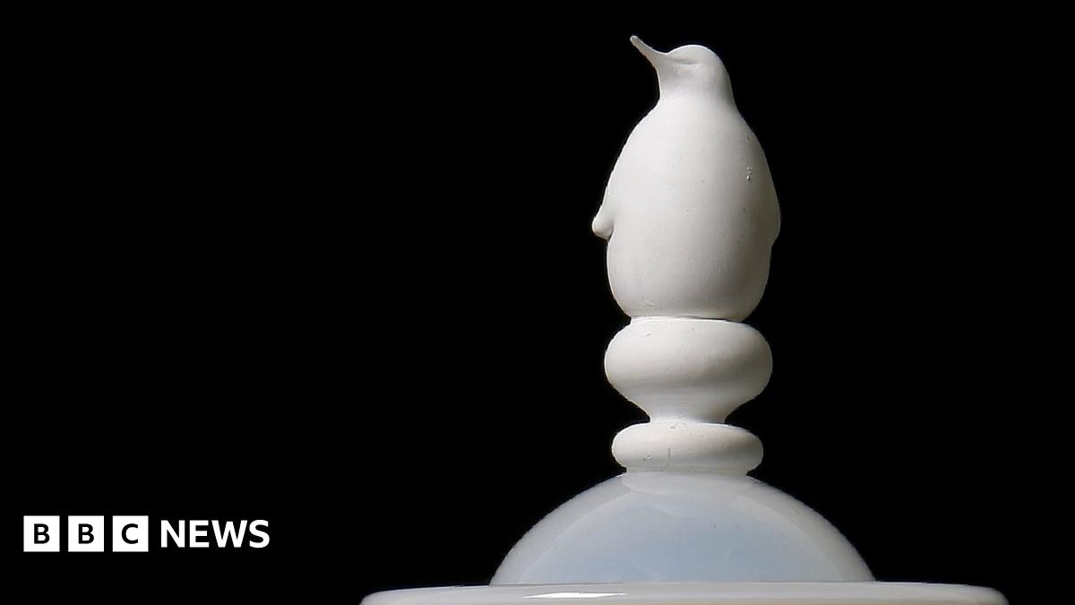 James Maskrey's glass art on show in Olympic exhibition - BBC News