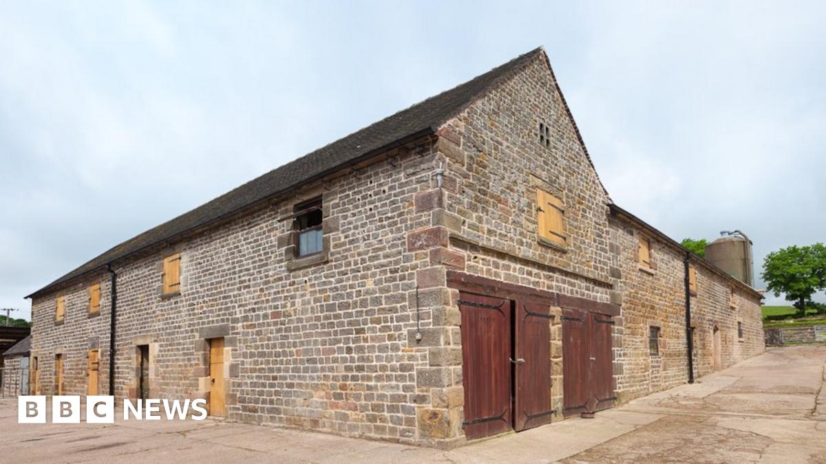 Peak District scheme to restore derelict barns - BBC News
