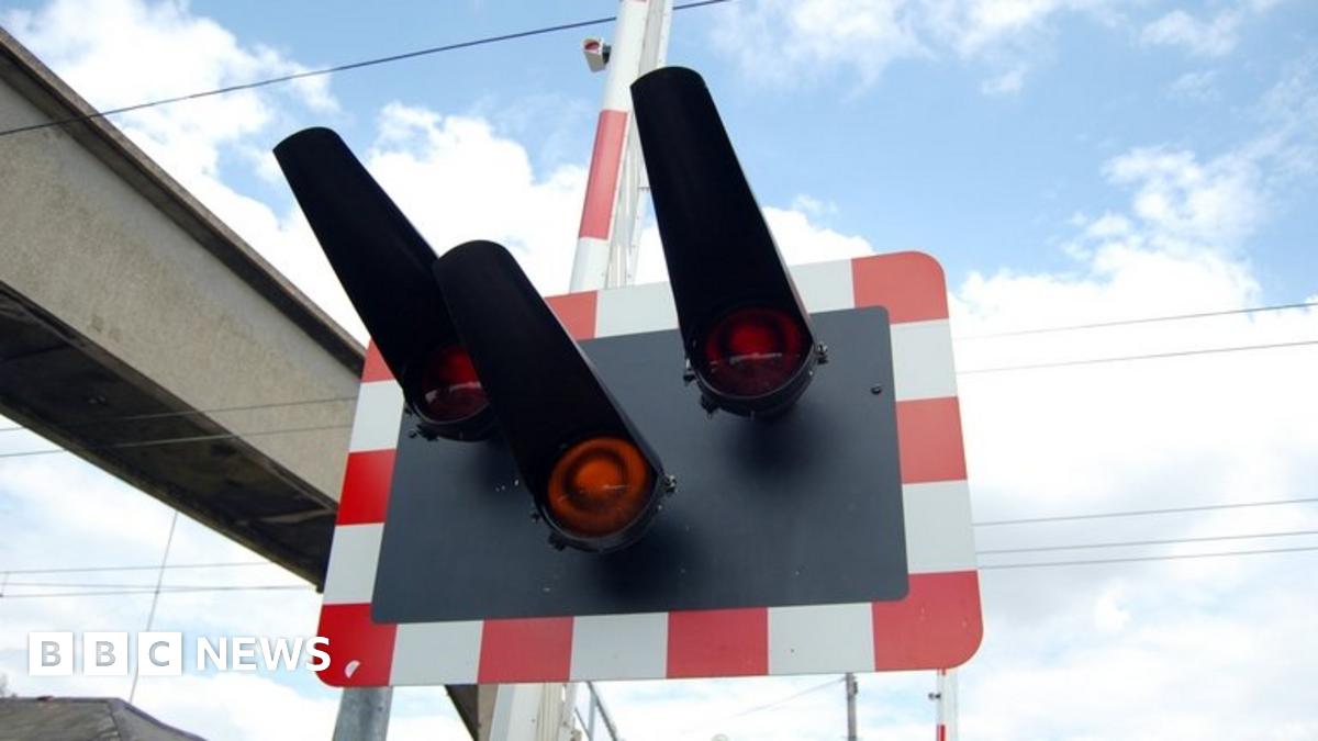 Network Rail signalman praised for averting Sandy crash - BBC News