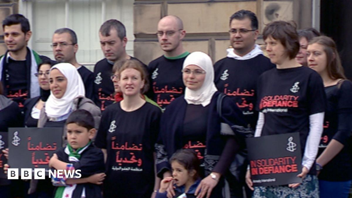 Protest over Syria at Russian consulate in Edinburgh - BBC News