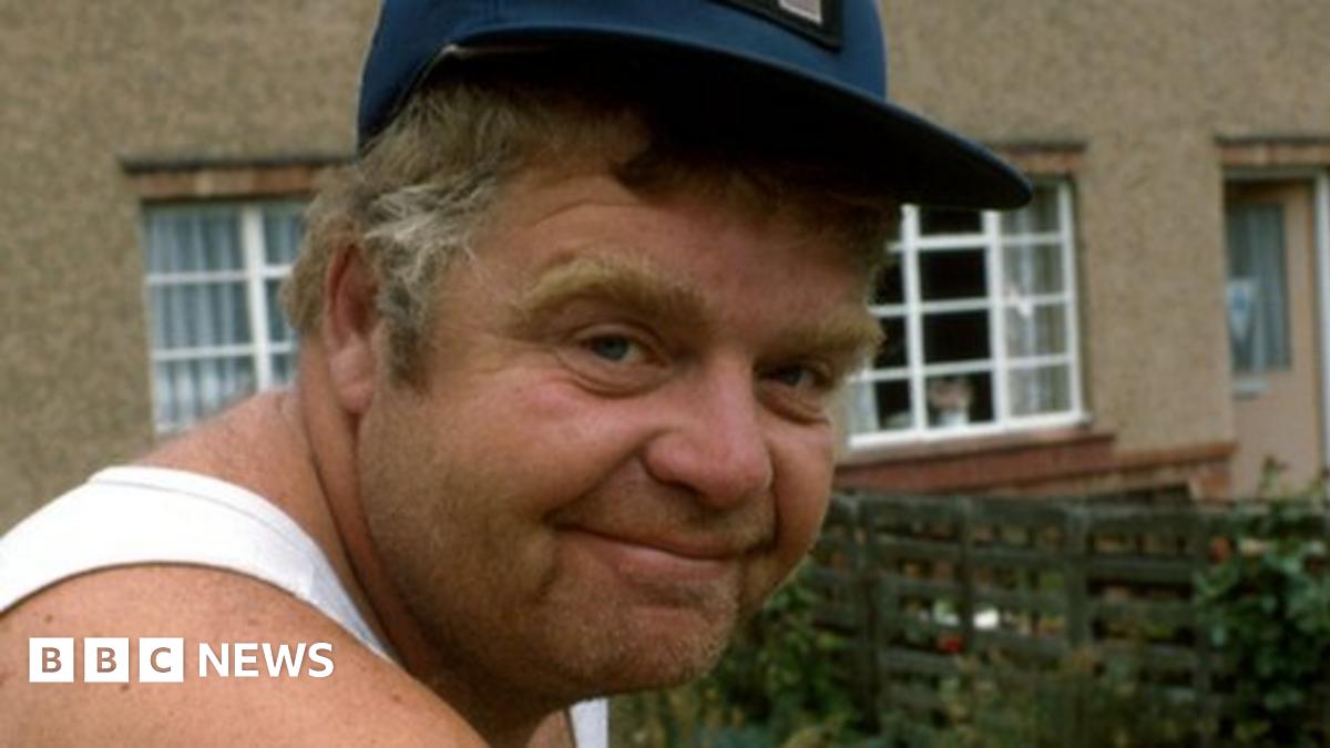 Coronation Street actor Geoffrey Hughes dies aged 68 - BBC News