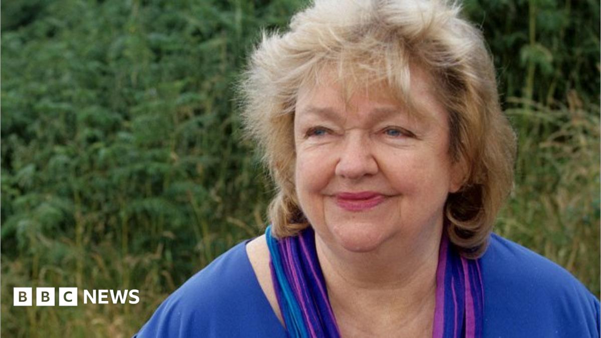 Author Maeve Binchy dies aged 72 - BBC News