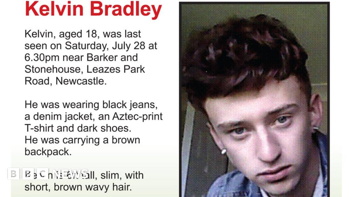 Police put up posters in search for missing teenager - BBC News