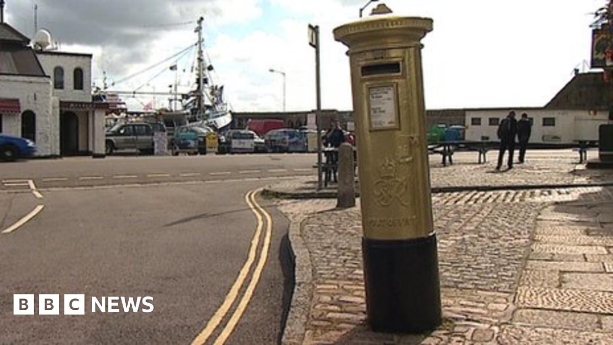 Penzance post box painted gold for Olympian Helen Glover - BBC News