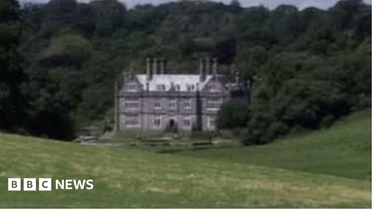 Luxury hotel Kitley House goes into administration - BBC News