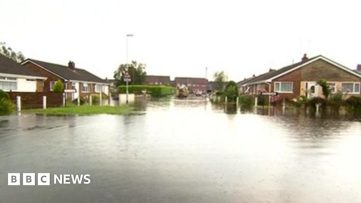 Goole flood victims want compensation from Yorkshire Water - BBC News