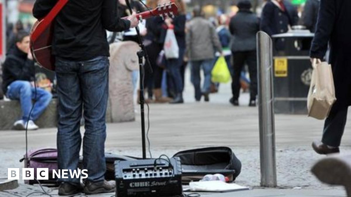 Dublin buskers must have 20 songs - BBC News