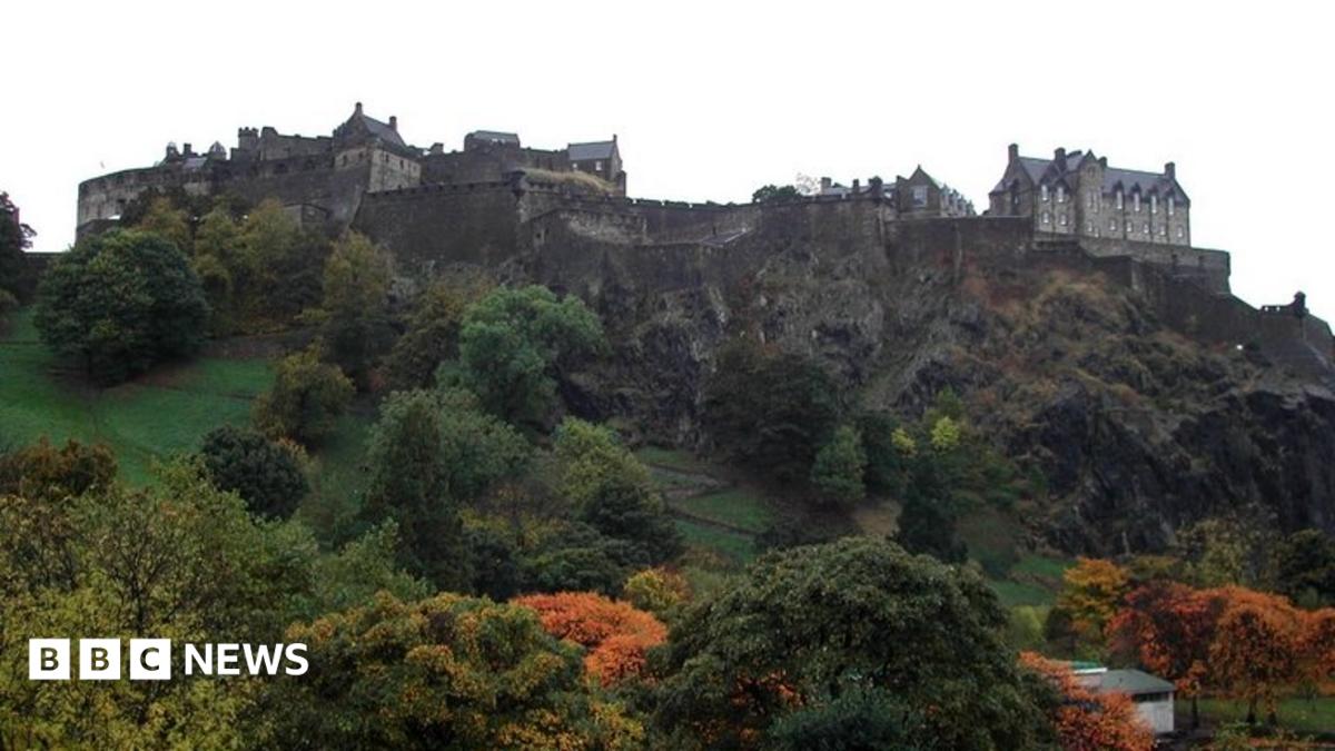 Rain blamed for visitor drop at Edinburgh Castle - BBC News