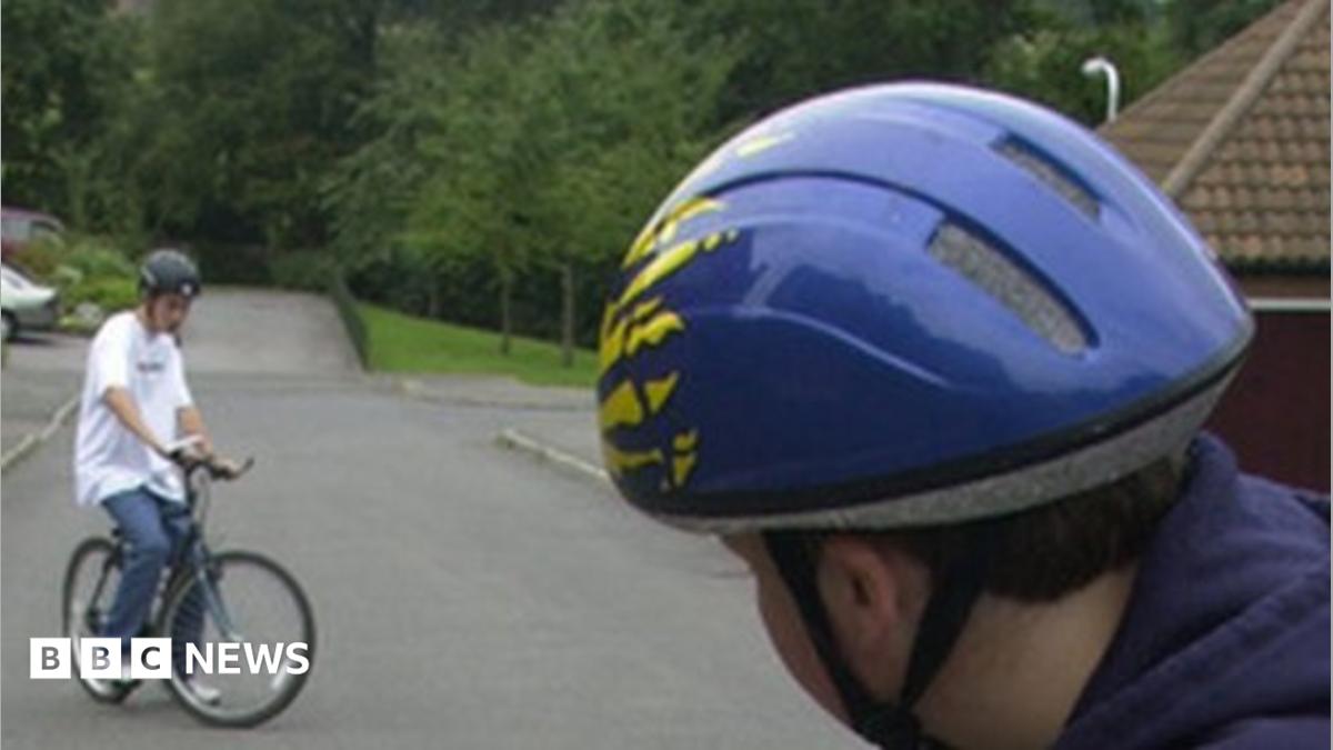 Annette Brooke MP wants review of cycle helmet law - BBC News