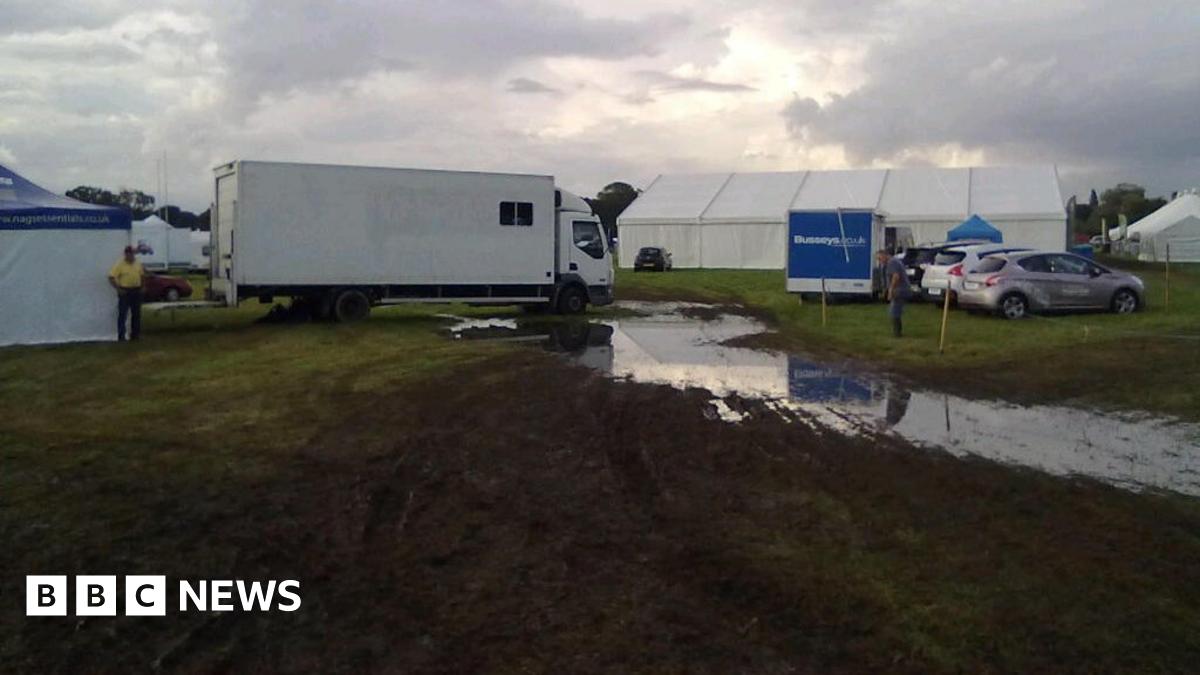 Wayland Show seeks sewage leak compensation - BBC News