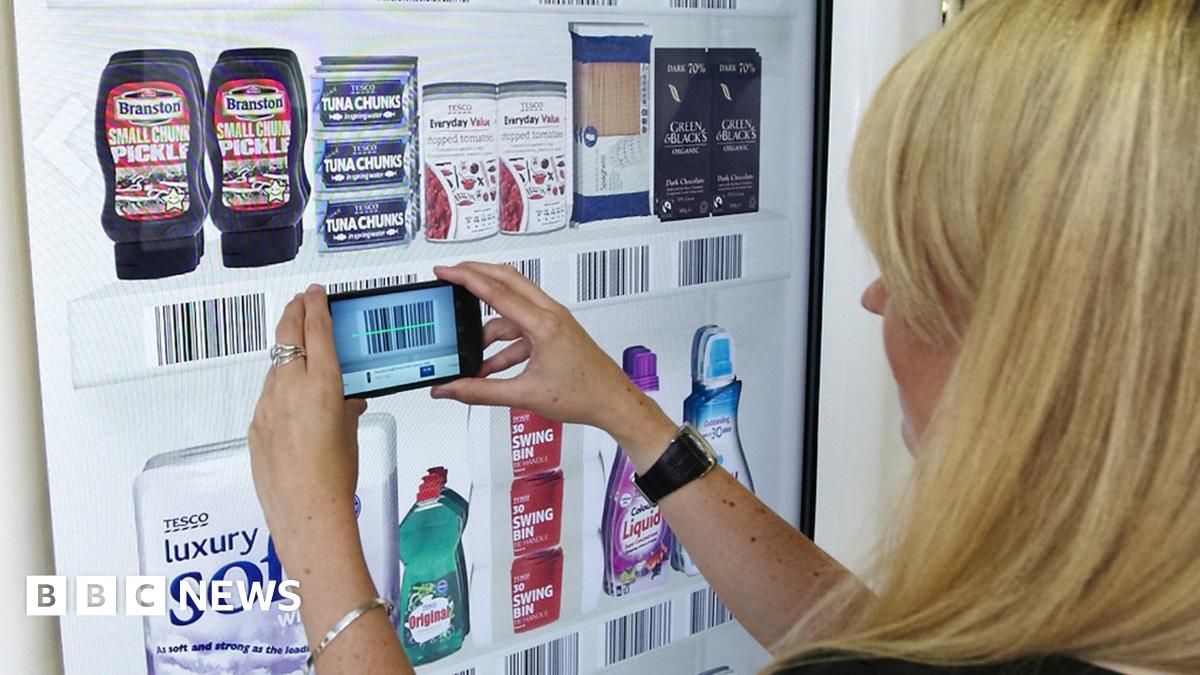Tesco try out virtual grocery shopping at Gatwick Airport - BBC News