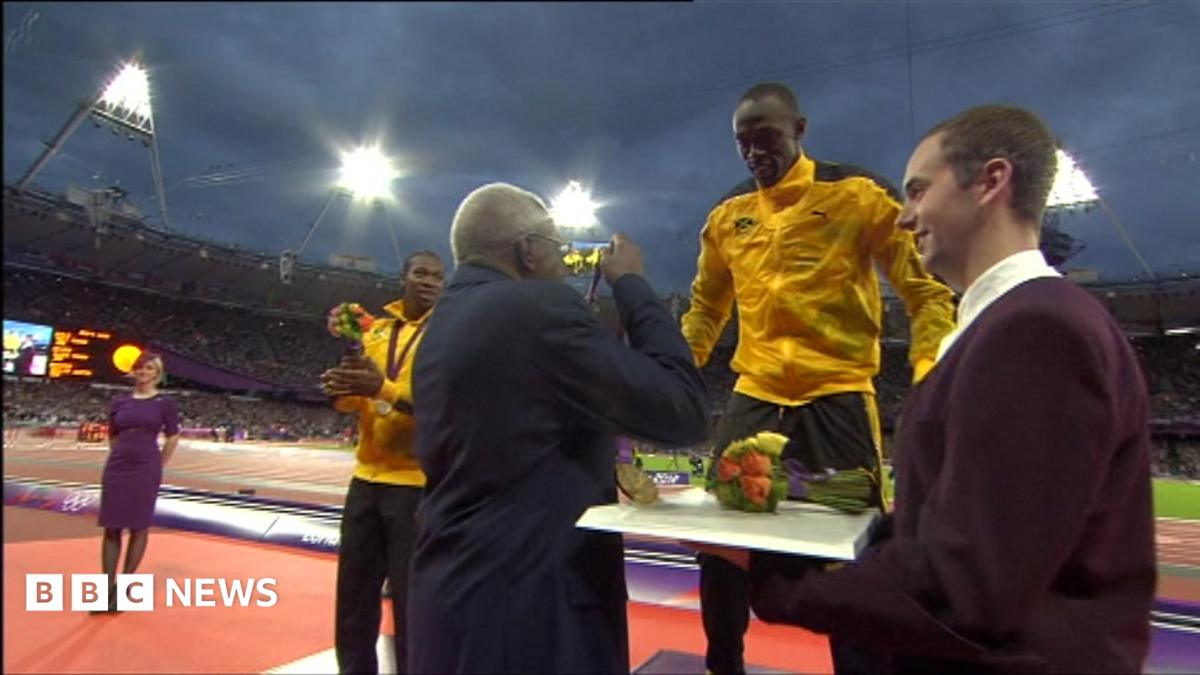 Usain Bolt: Alex Donaldson carries sprinter's gold medal - BBC News