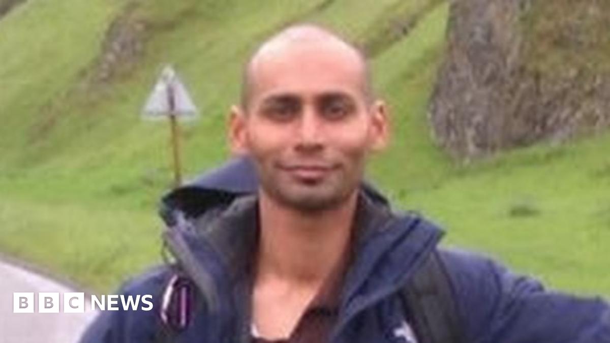 Missing walker Shayne Colaco: Snowdonia search resumes - BBC News