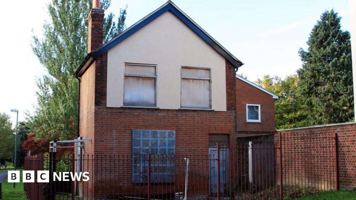 Repossessions drop to 18-month low, lenders say - BBC News