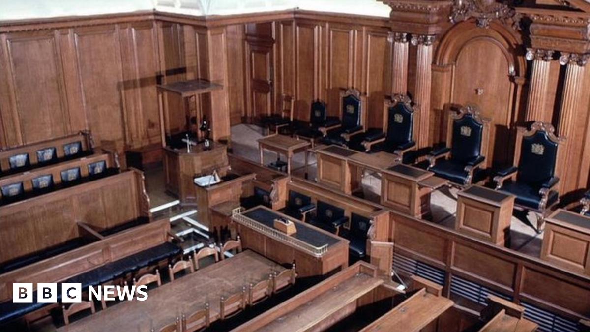 'Scandalising court' under review - BBC News