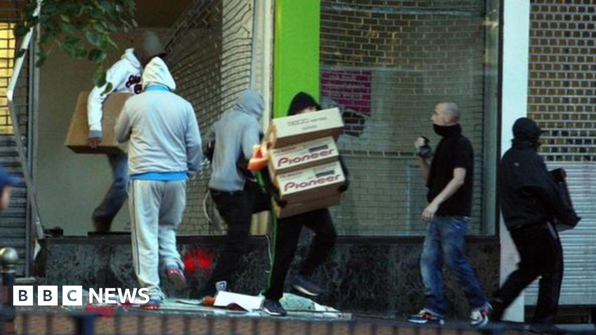 England riots: Plans to ease rules on shop shutters abandoned - BBC News