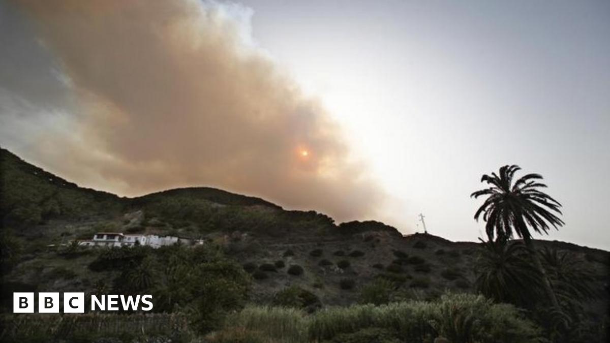 Fresh fires blaze on Spain's Canary Islands - BBC News