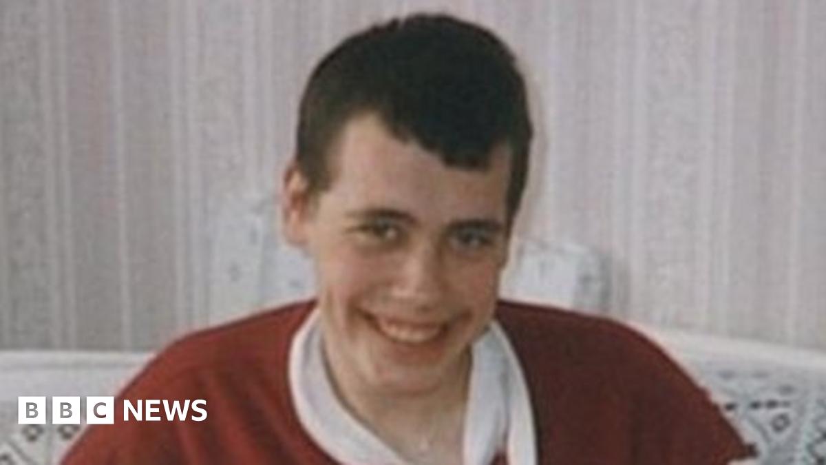 Adam Vincent murder: Grimsby killers have sentences cut - BBC News