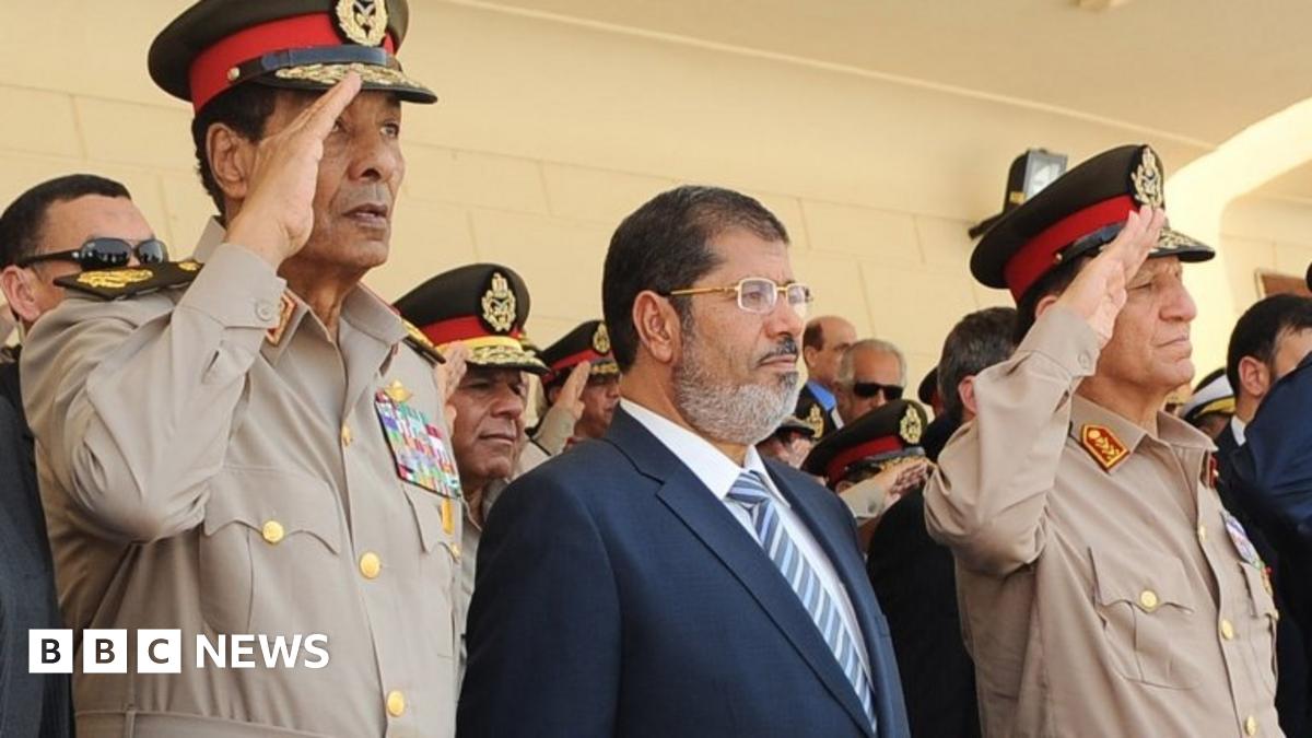 Morsi's surprising swipe at military power - BBC News