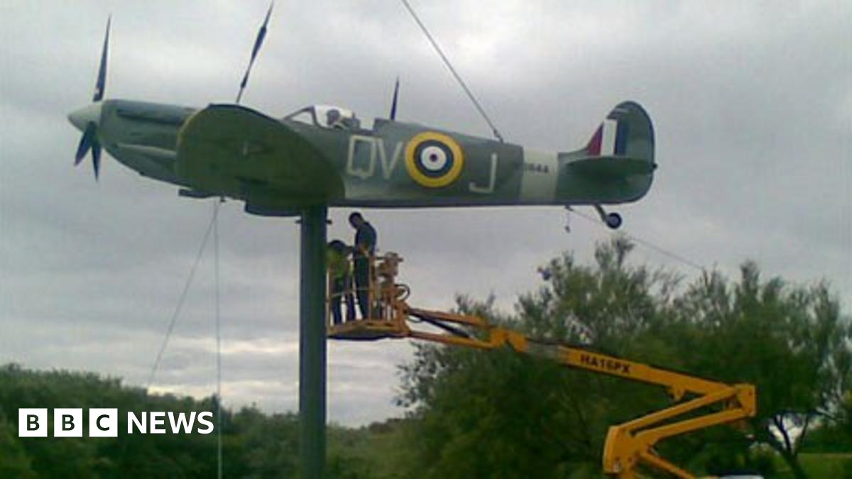 Spitfire at Fairhaven Lake, Lytham, to honour pilot - BBC News